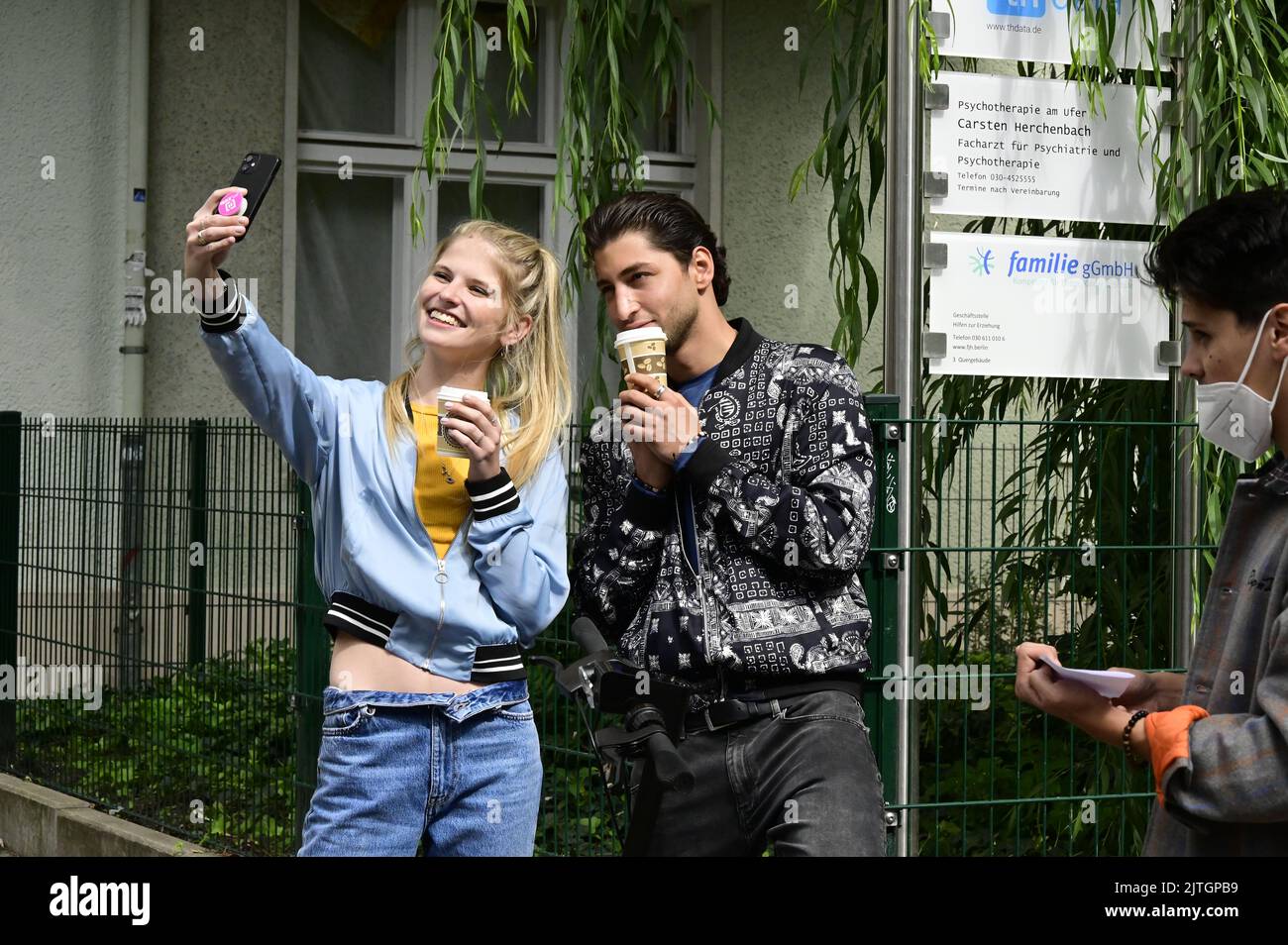 Katharina Kock aka Toni und Adonist Jovanovic aka Dean am Set bei ...