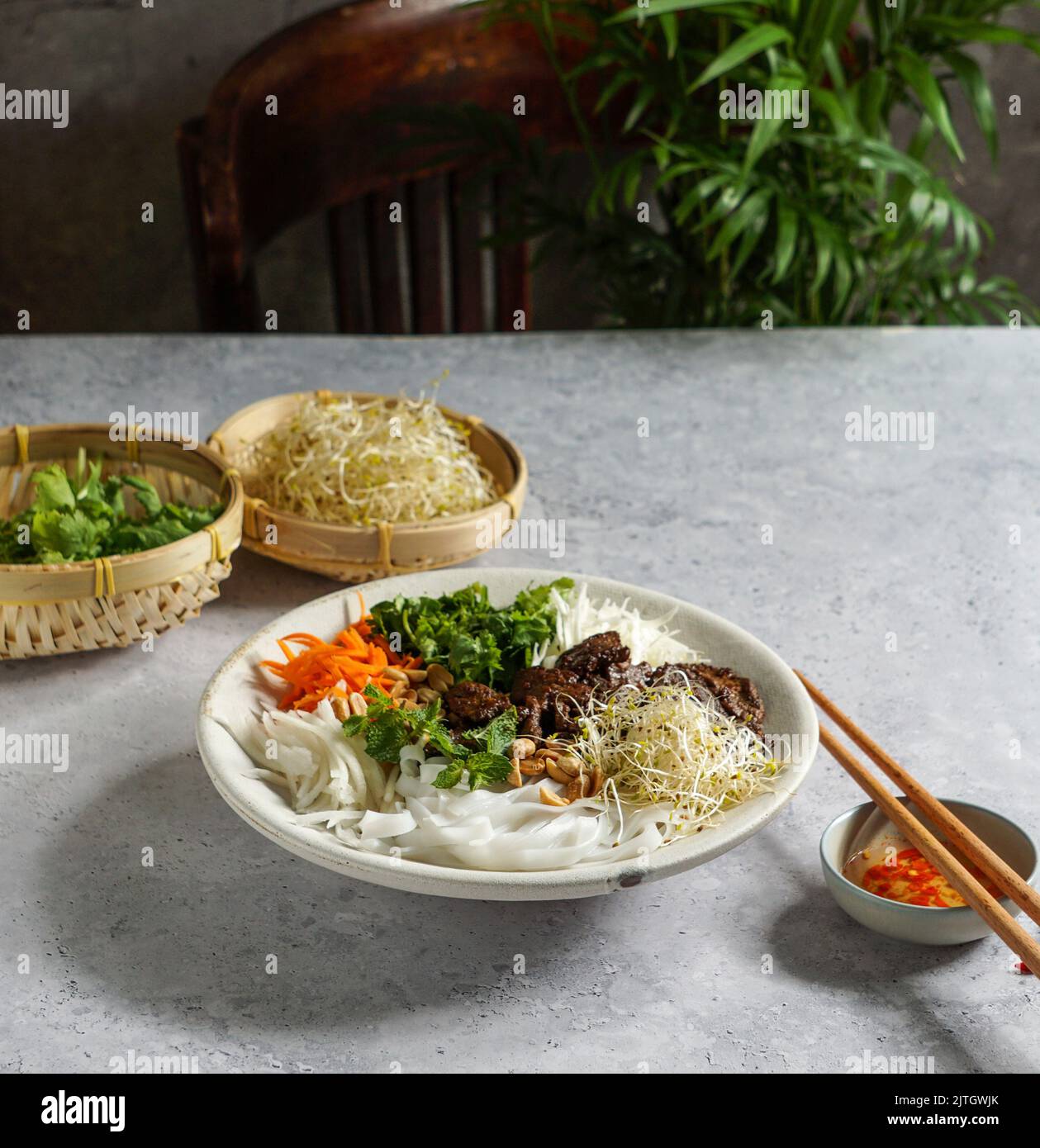 Traditioneller vietnamesischer Nudelsalat - Bun Bo Nam Bo, mit ...