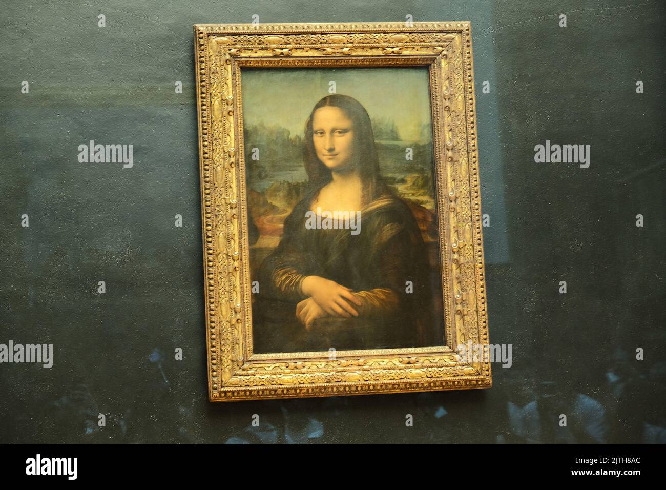 Die Mona Lisa, gemalt von Leonardo da Vinc, befindet sich im Louvre ...