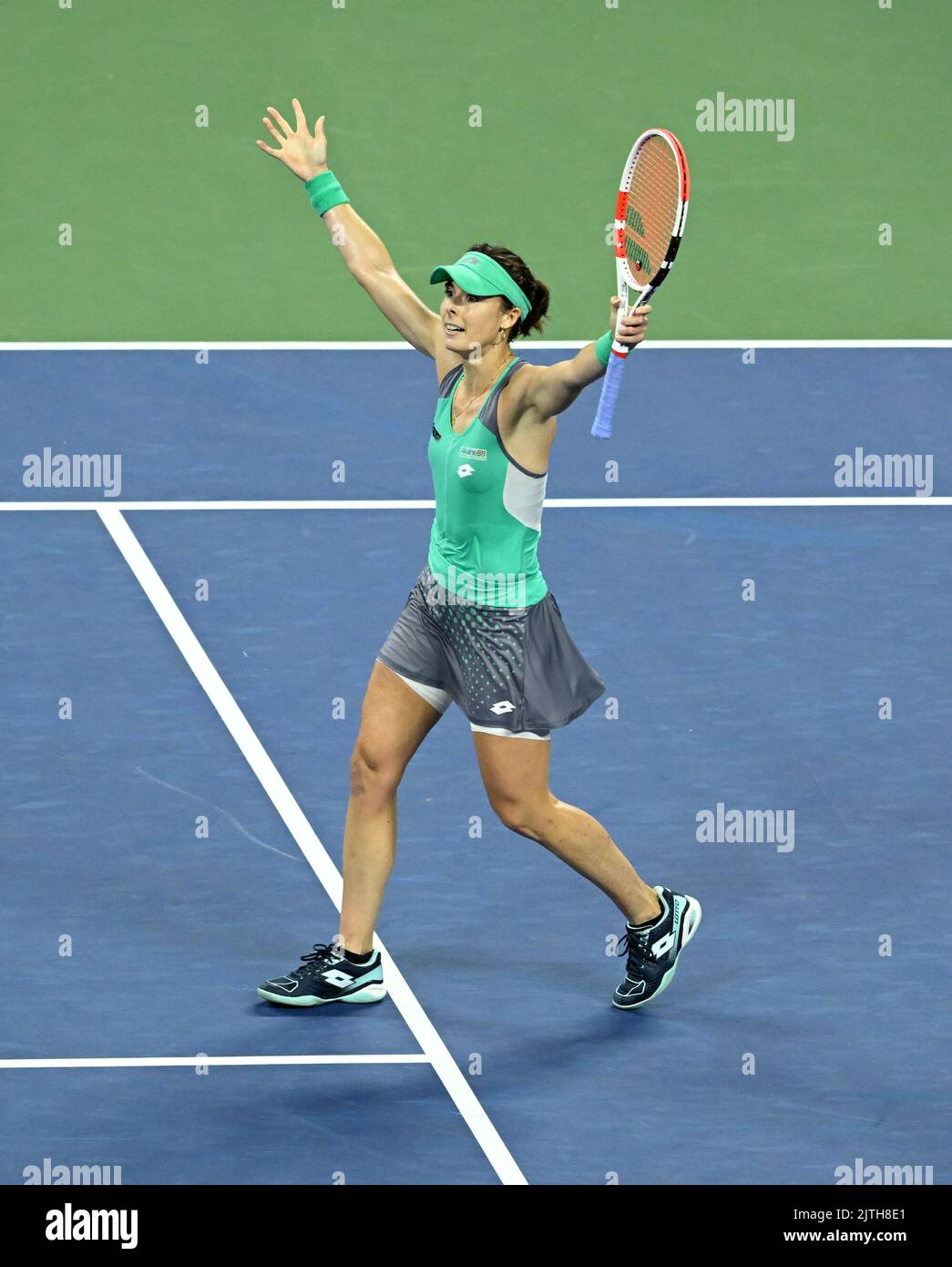 Alize Cornet feiert den Sieg über Emma Raducanu am zweiten Tag der US ...