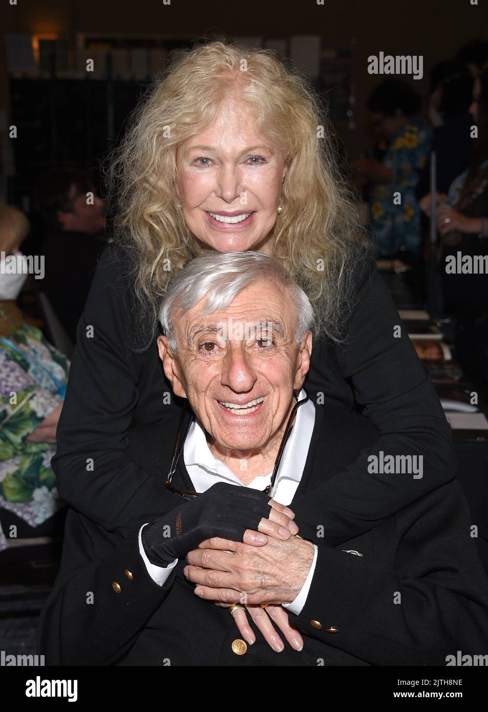 Loretta Swit und Jamie Farr bei der Hollywood Show im Sommer 2022, die ...