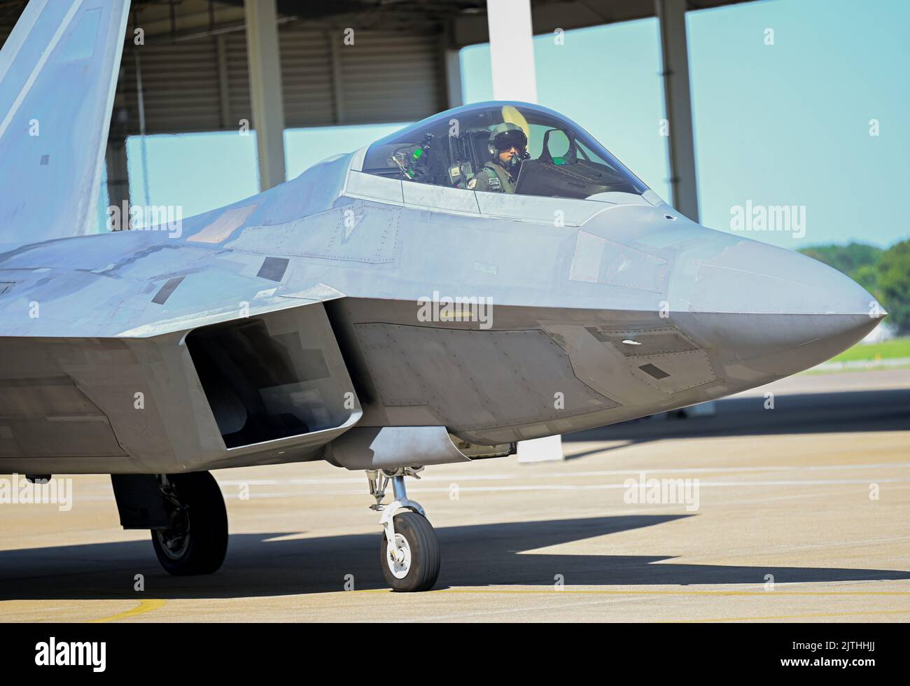 Ein Pilot der US-Luftwaffe, der dem 1. Fighter Wing zugewiesen wurde ...