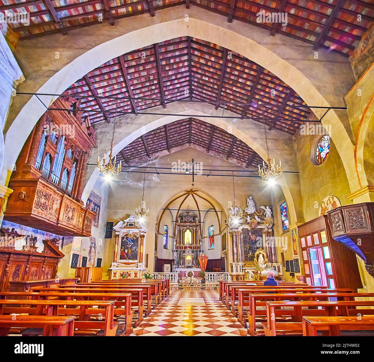 SIRMIONE, ITALIEN - 10. APRIL 2022: Der Gebetsraum der Pfarrkirche ...