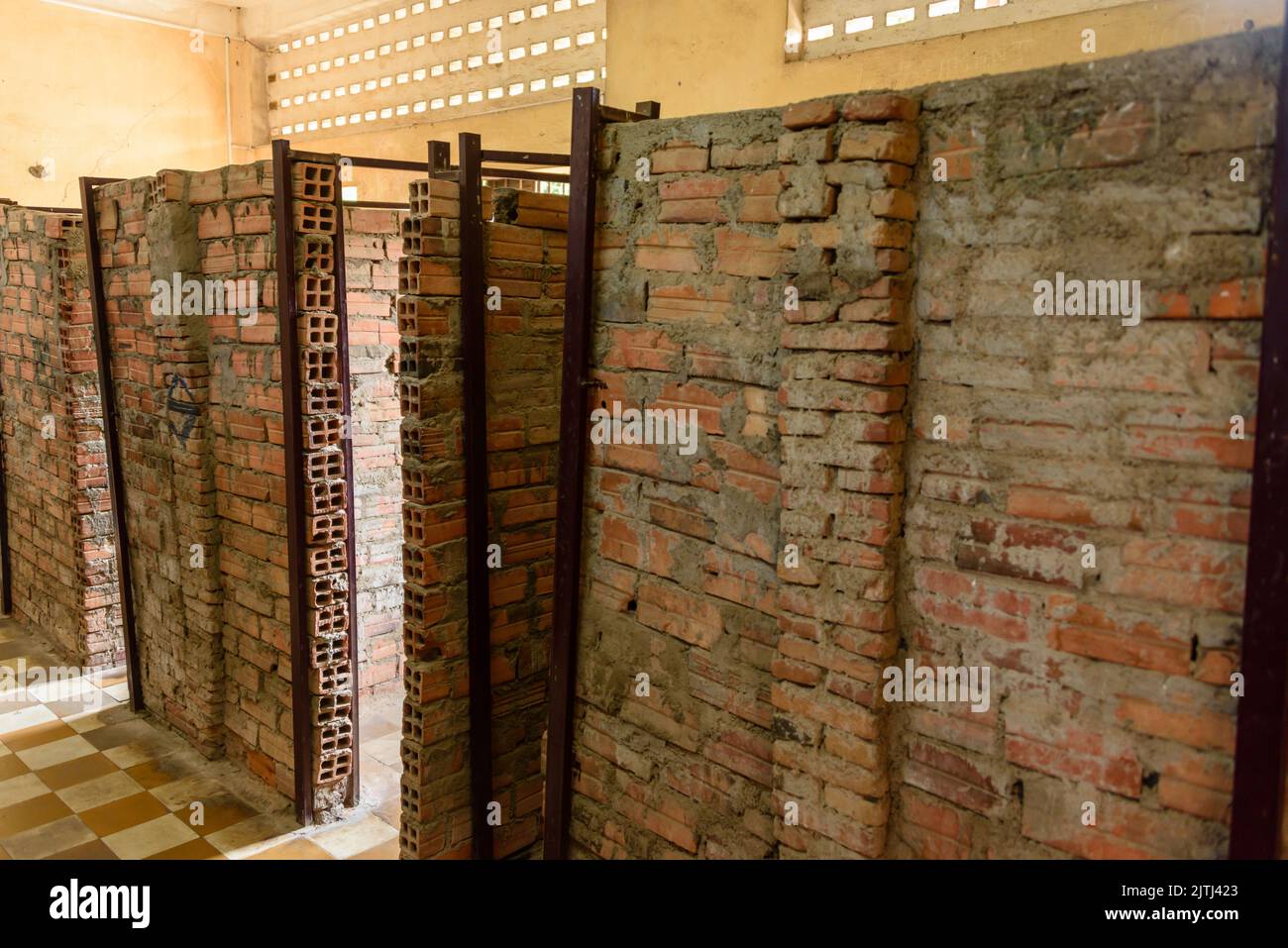 Eng brick Zellen am Tuol Sleng Genozidmuseum, Phnom Penh, wo die Roten ...