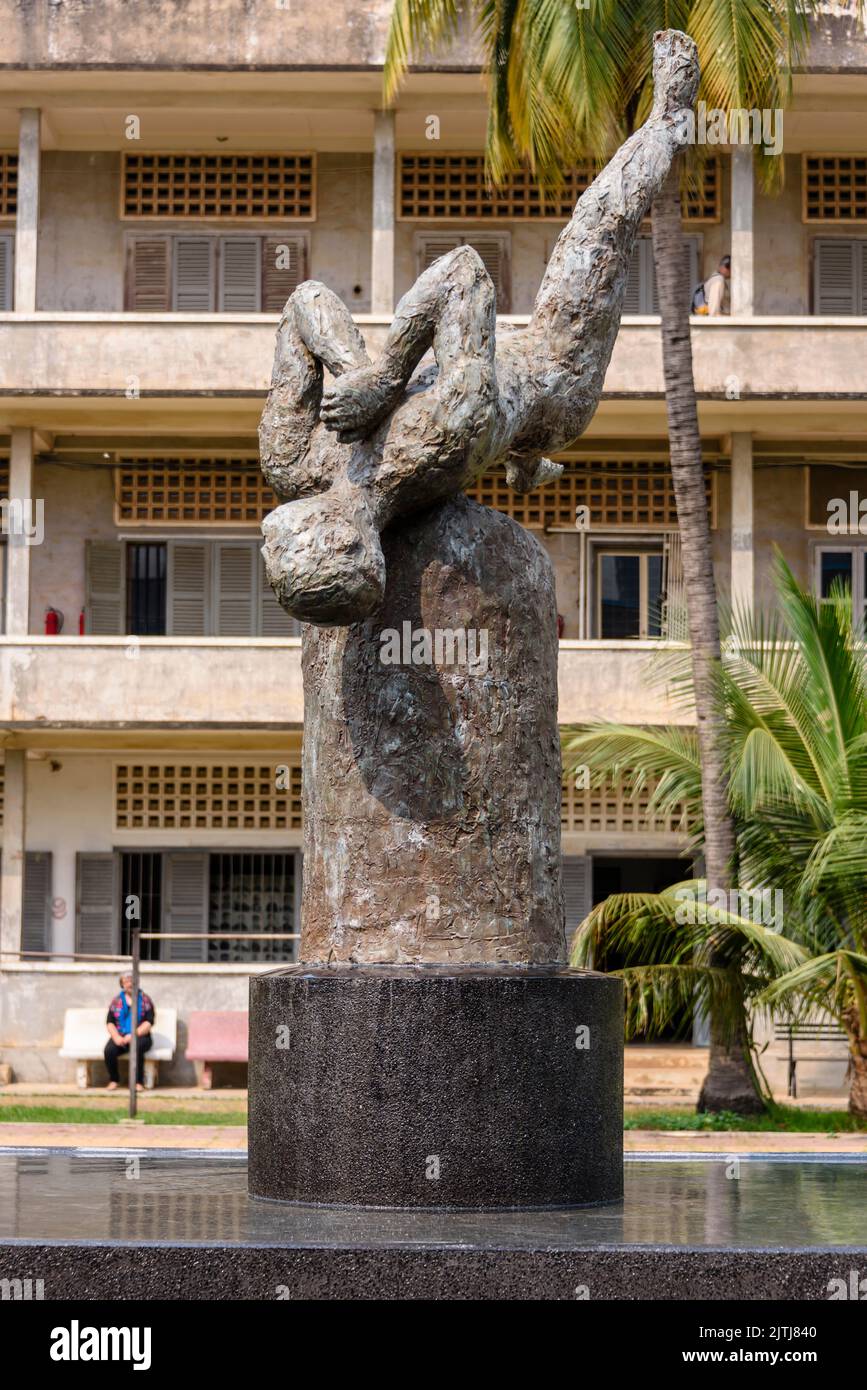 Bronze memorial Statue am Tuol Sleng Genozidmuseum, Phnom Penh, wo die ...