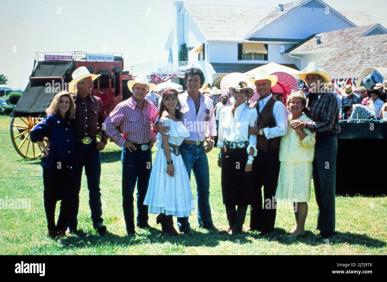 Dallas, Fernsehserie, USA 1978 - 1991, Darsteller vor der Southfork ...