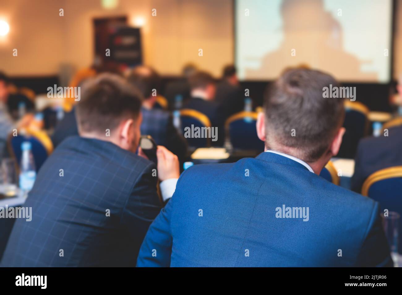 Das Publikum im modernen Konferenzsaal hört den Dozenten, die Leute auf einem Kongress zusammen ...