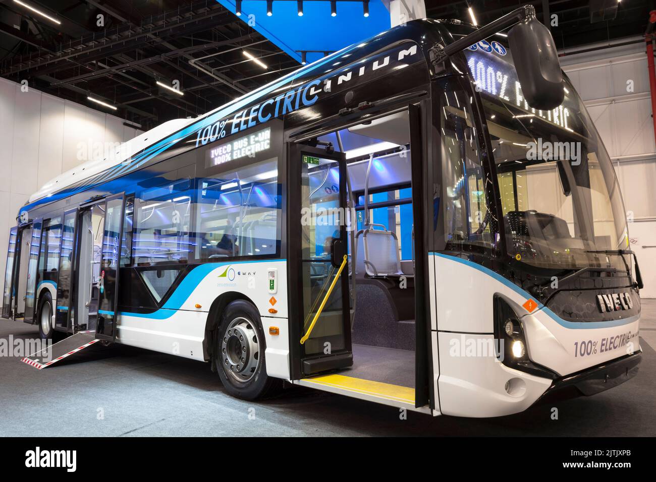 Elektrobus-Fahrzeug Iveco e-way auf der Ausstellung LAT.BUS 2022 in der ...