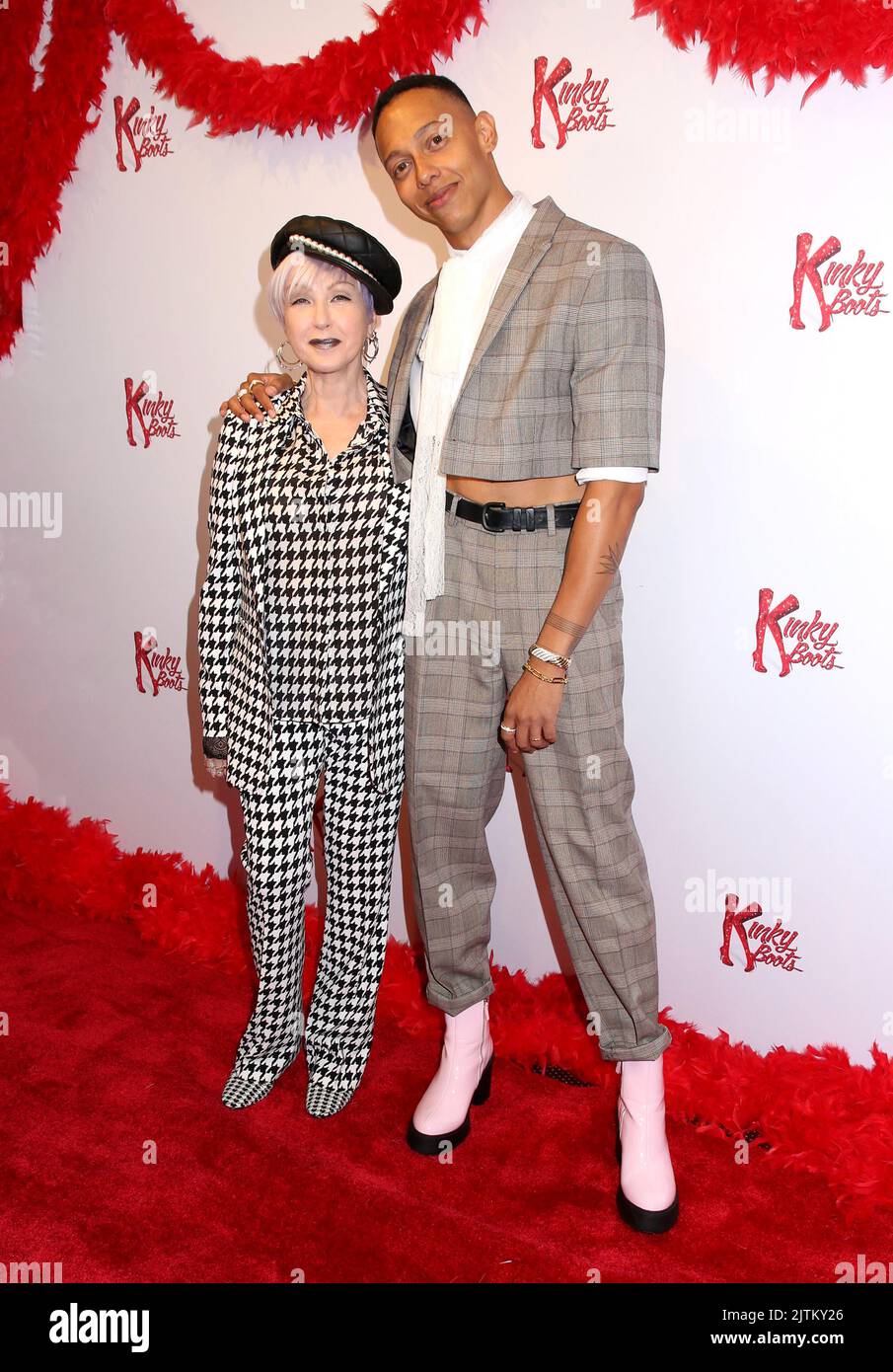 Cyndi Lauper und Callum Francis nehmen an der Off-Broadway Opening ...