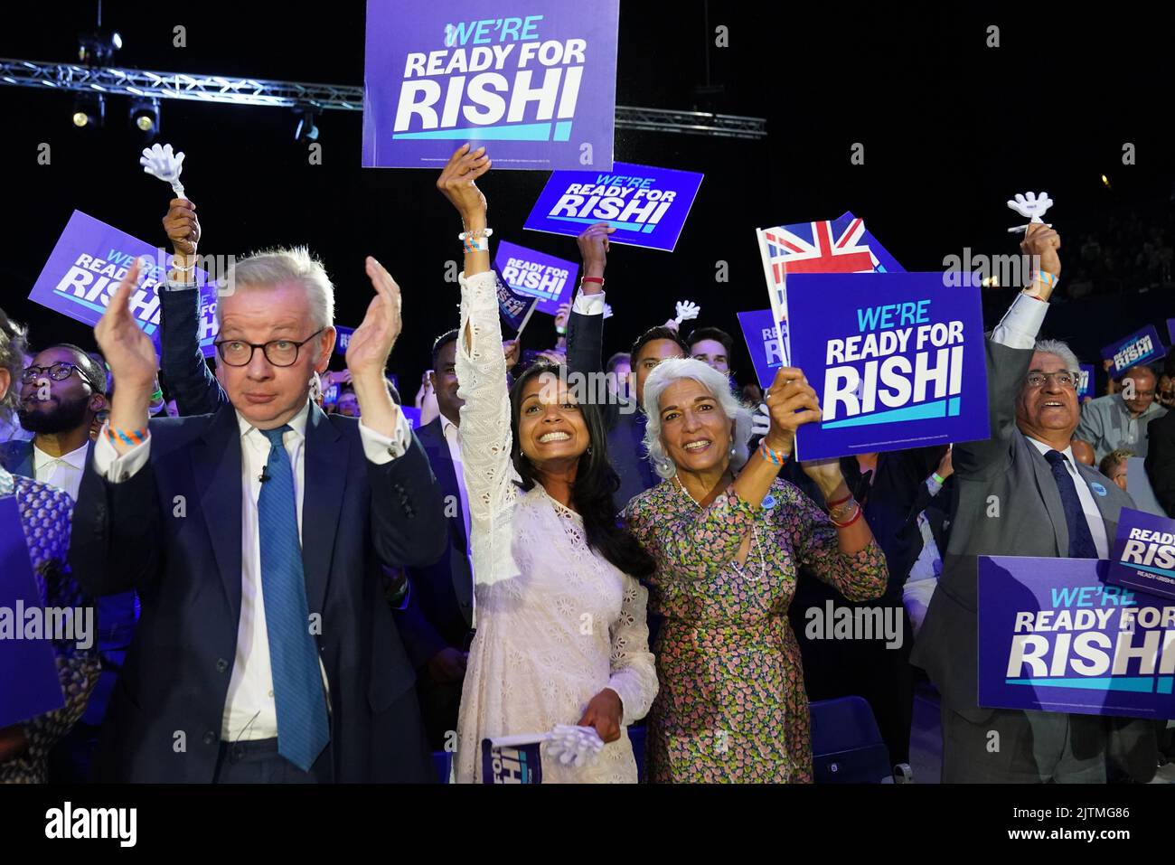 Michael Gove (links), Rishi Sunaks Frau Akshata Murthy (Mitte links ...