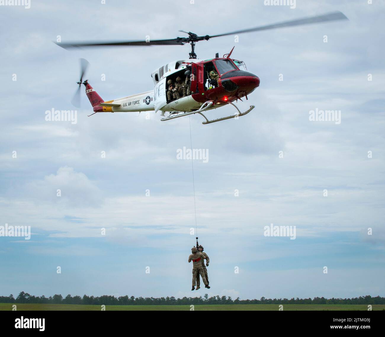 Ein 413. Flight Test Squadron UH-1 Huey hebt zwei 20. Air Support ...