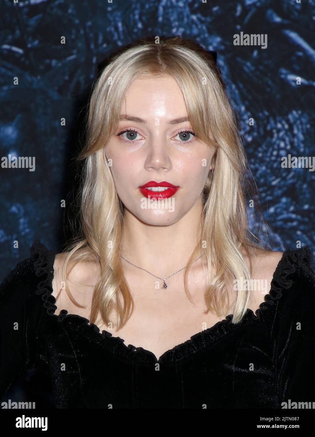Grace van dien stranger things -Fotos und -Bildmaterial in hoher ...