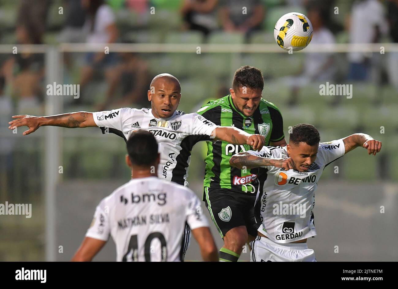 Aloísio Boi Bandido do América Mineiro disputa o lance com Mariano e ...