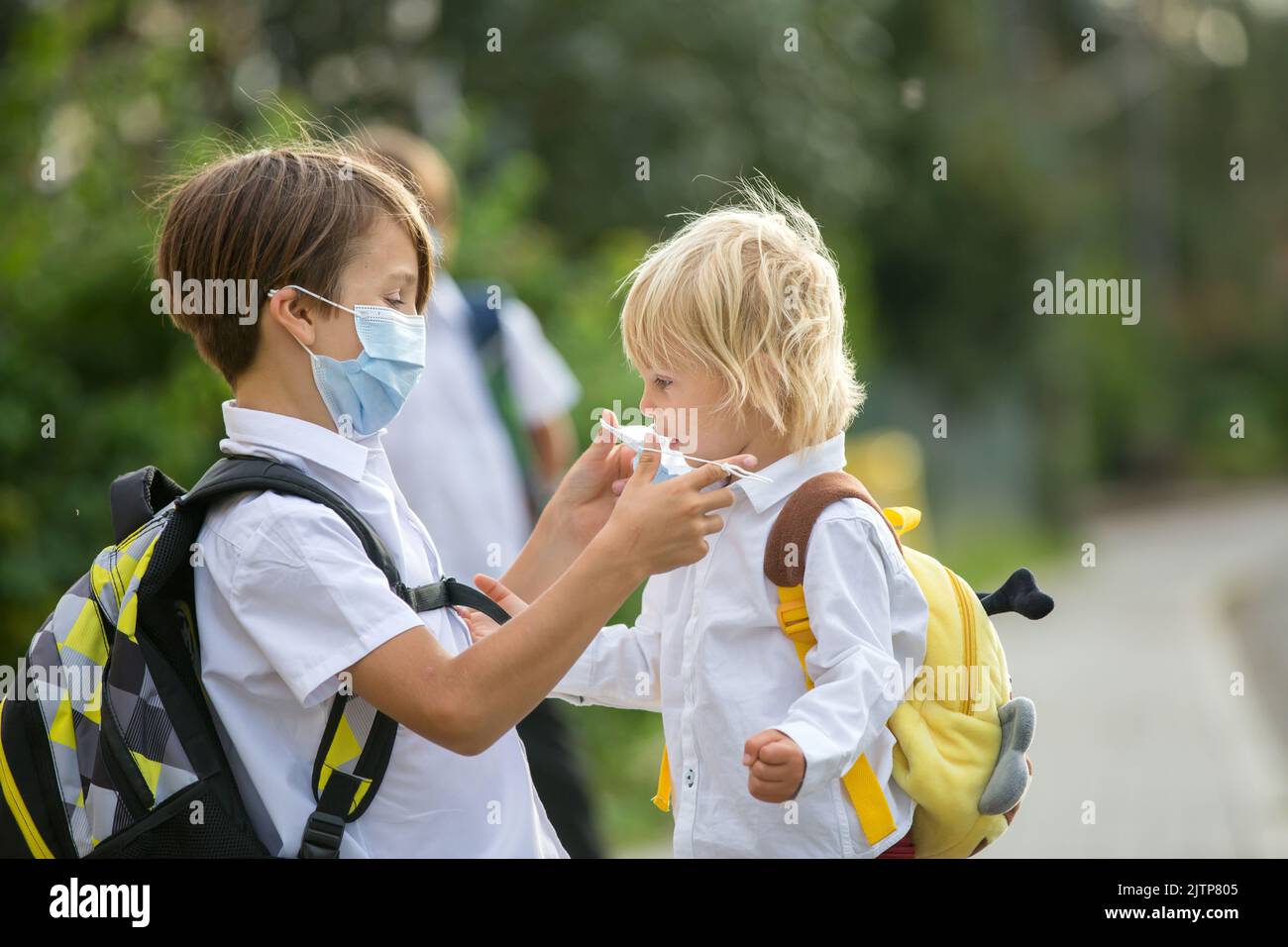Schulkinder, Jungen, die nach den Sommerferien wieder zur Schule gehen ...