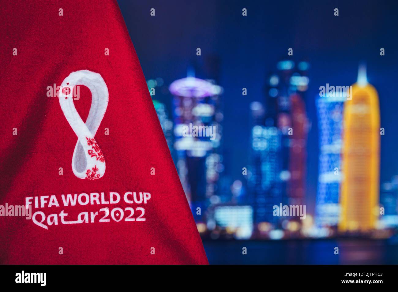 DOHA, KATAR, 30. AUGUST 2022: Logo der FIFA Fußball-Weltmeisterschaft Katar 2022 und nächtliche ...
