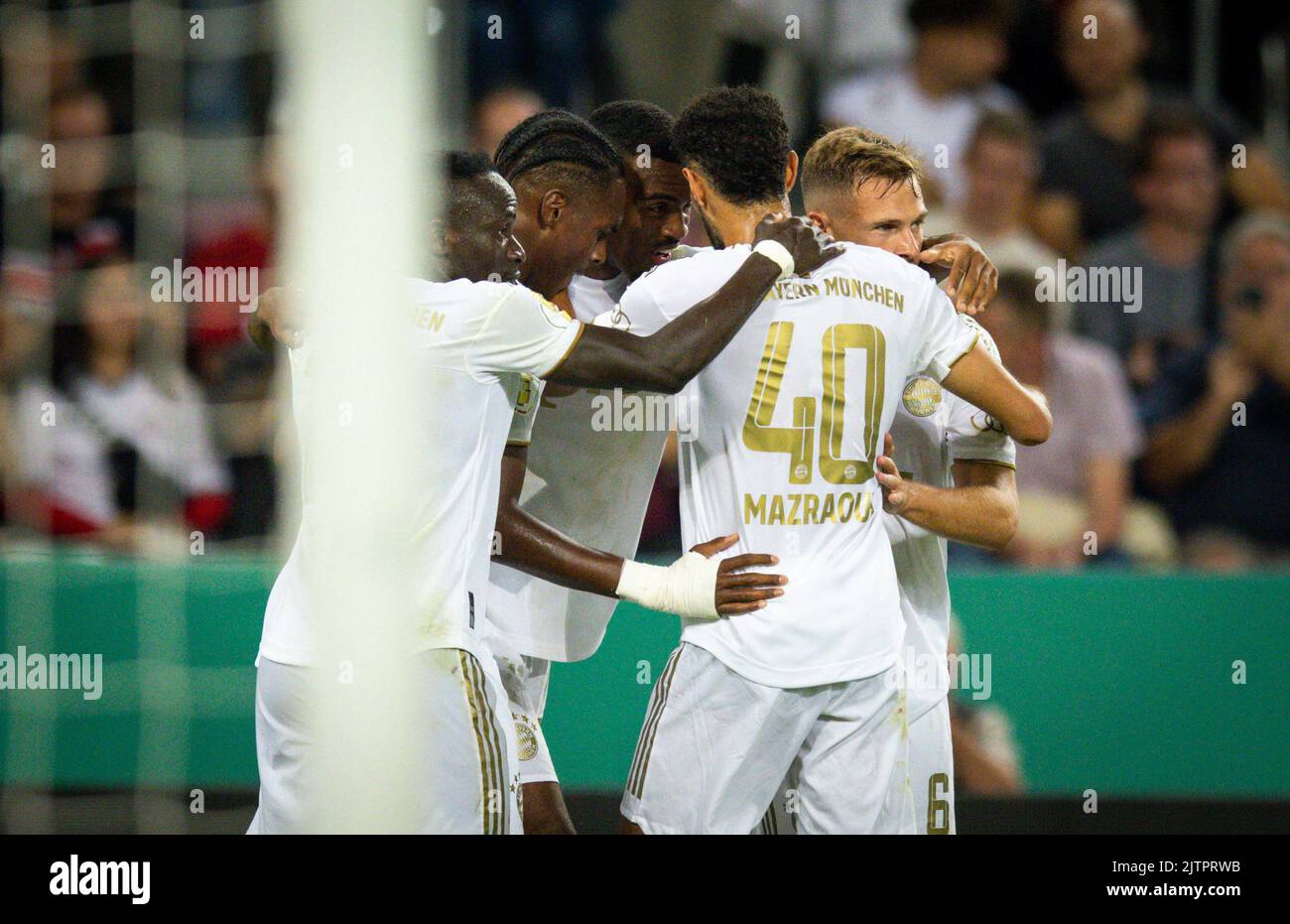 Torjubel: Sadio Mane (München), Mathys Tel (München), Ryan Gravenberch ...