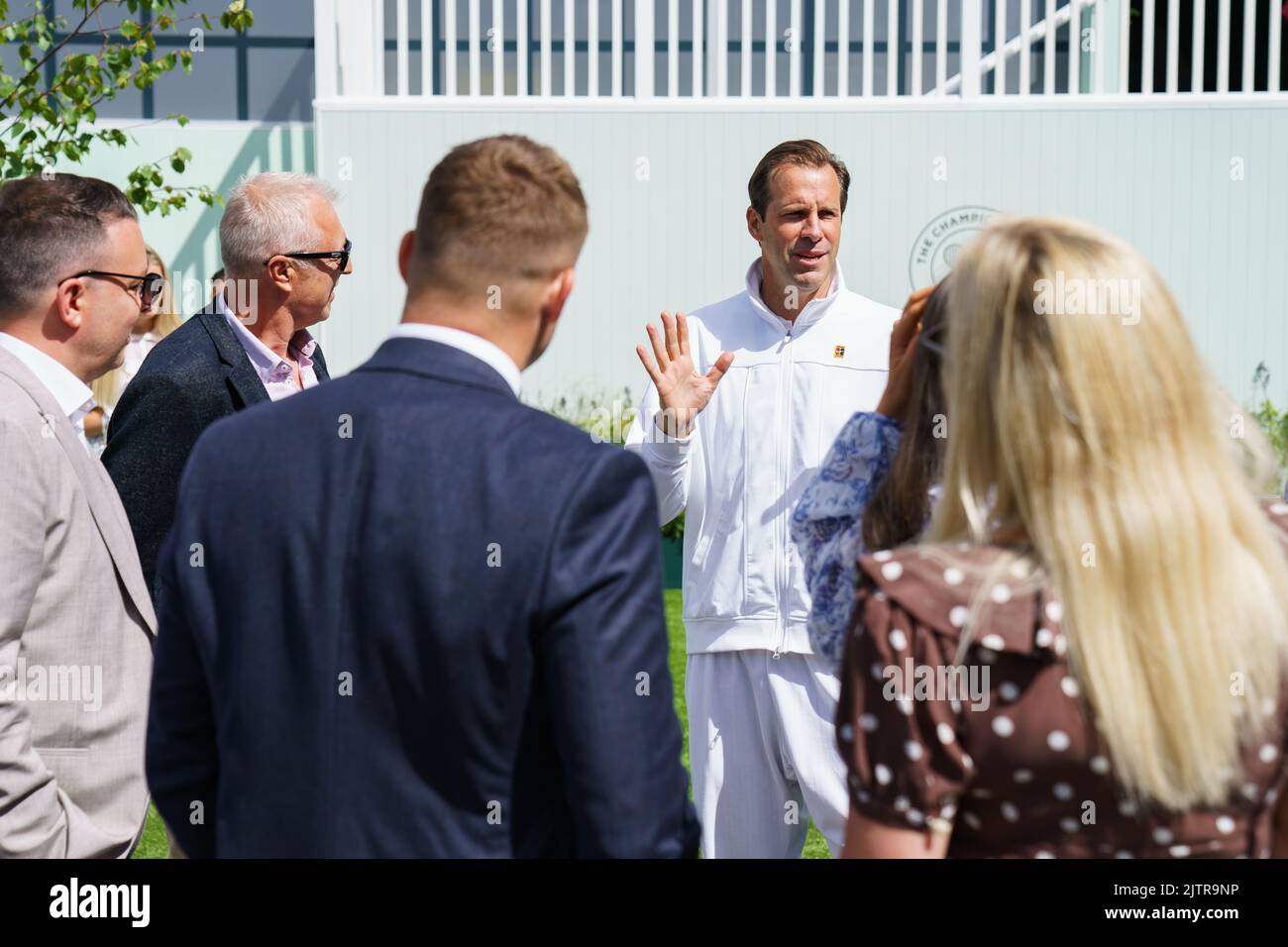 Greg Rusedski spricht mit Gästen im Rosewater Pavilion im Wimbledon ...