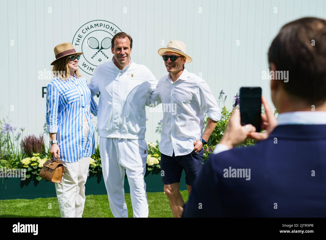 Greg Rusedski spricht mit Gästen im Rosewater Pavilion im Wimbledon ...