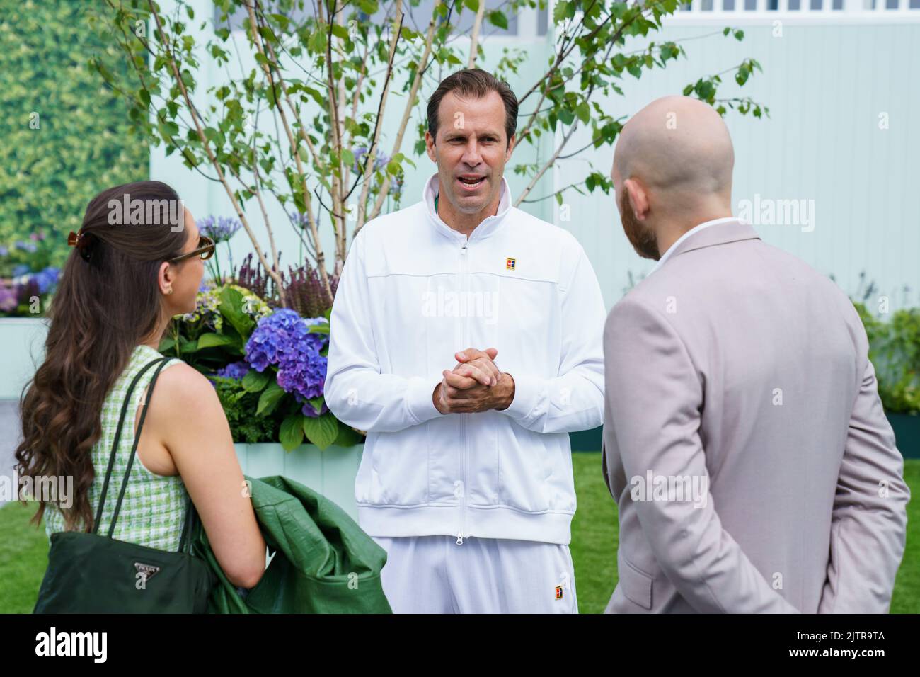 Greg Rusedski spricht mit Gästen im Rosewater Pavilion im Wimbledon ...
