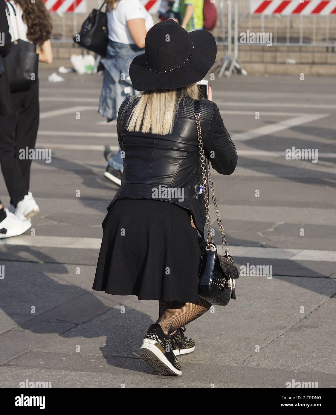 Frau mit schönen beinen minirock -Fotos und -Bildmaterial in hoher ...