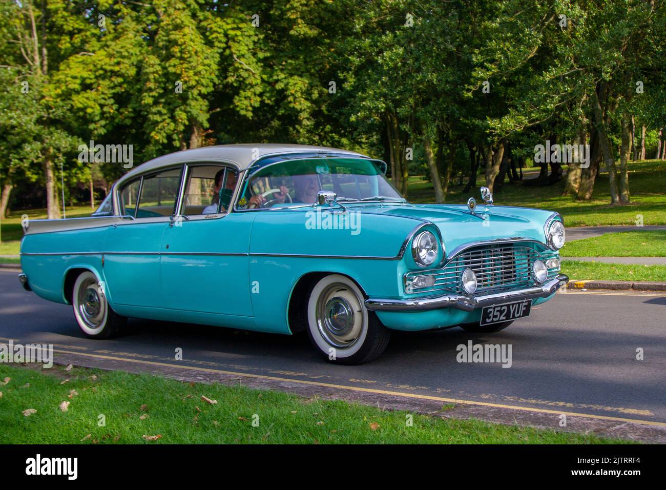 1962 60s, sechziger Jahre, Blue Vauxhall Cresta bei der jährlichen ...
