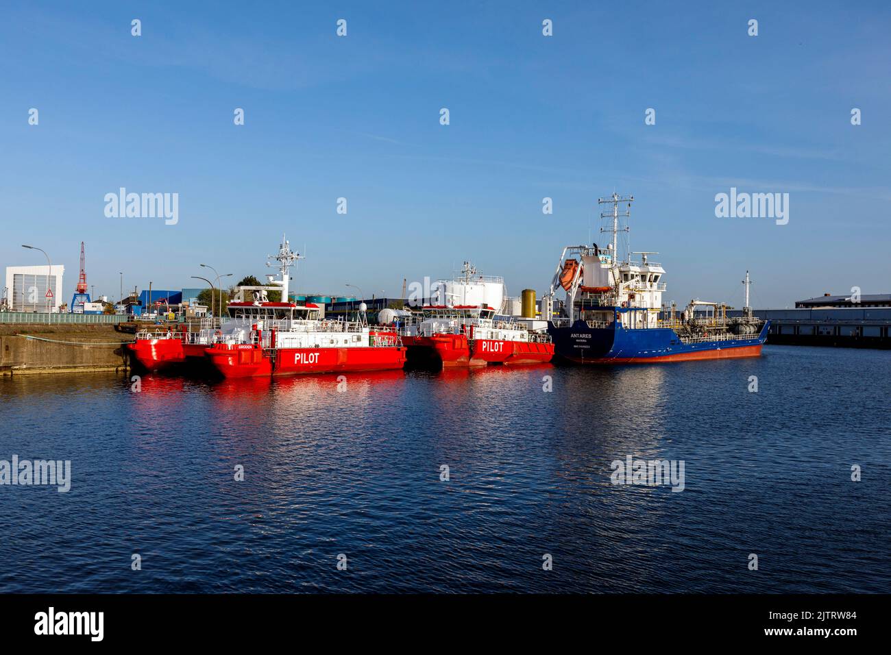 Der Pilot bietet am Hansakai im neuen Fischereihafen Groden und Duhnen ...