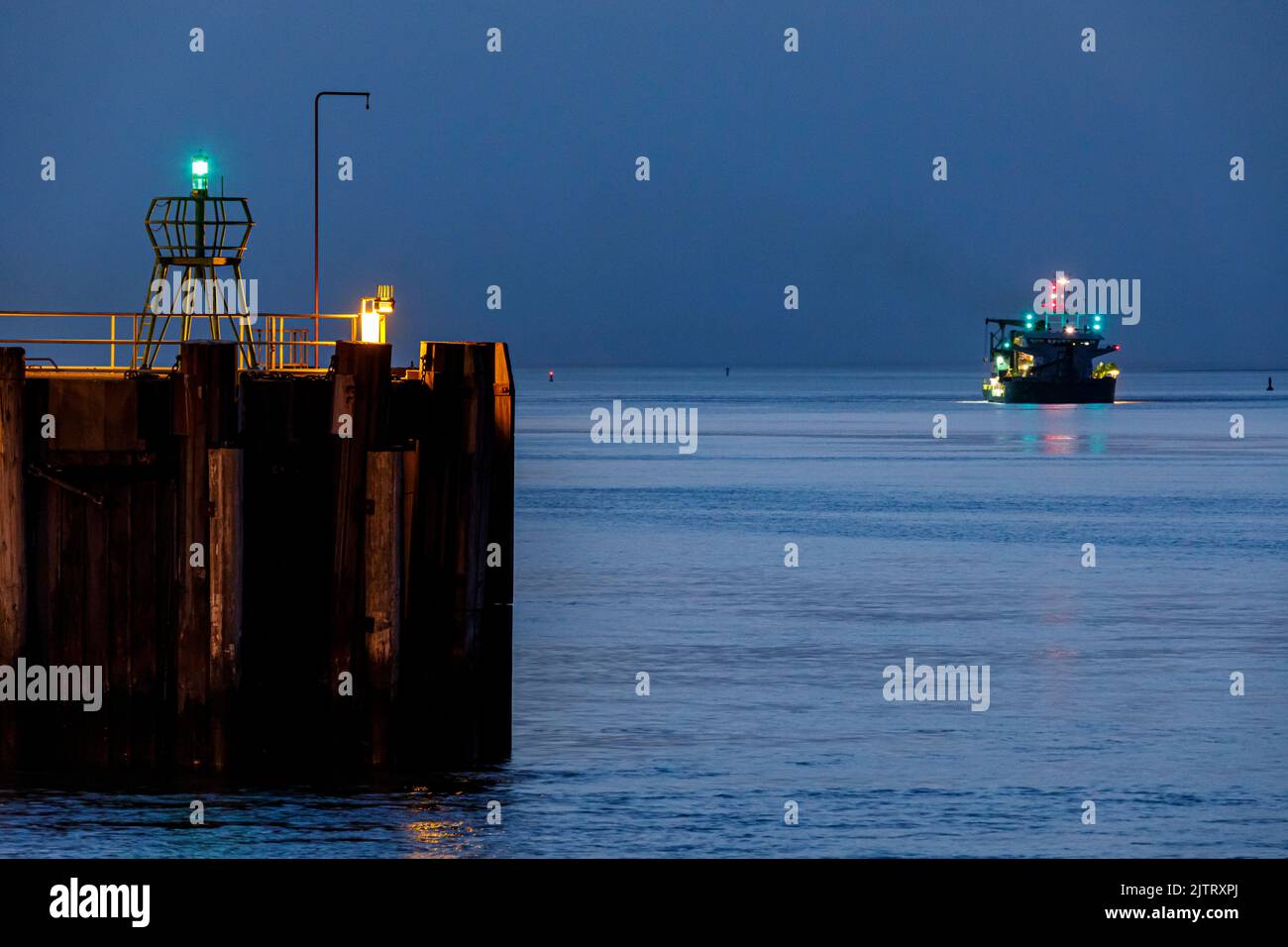 Hafeneinfahrt in Cuxhaven an der Mündung der Elbe in der Nacht, auf dem ...