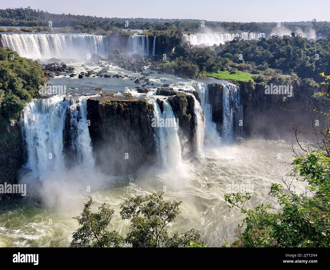 Iguzu, Brasilien - august 3 2022 - Iguzu Wasserfälle mit Regenbogen an ...