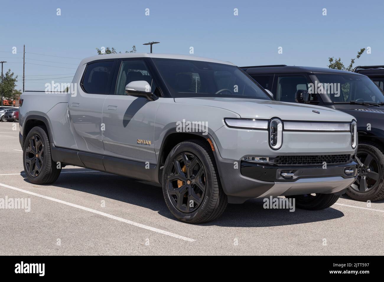 Indianapolis - ca. August 2022: Rivian R1T Pickup Truck Display bei ...