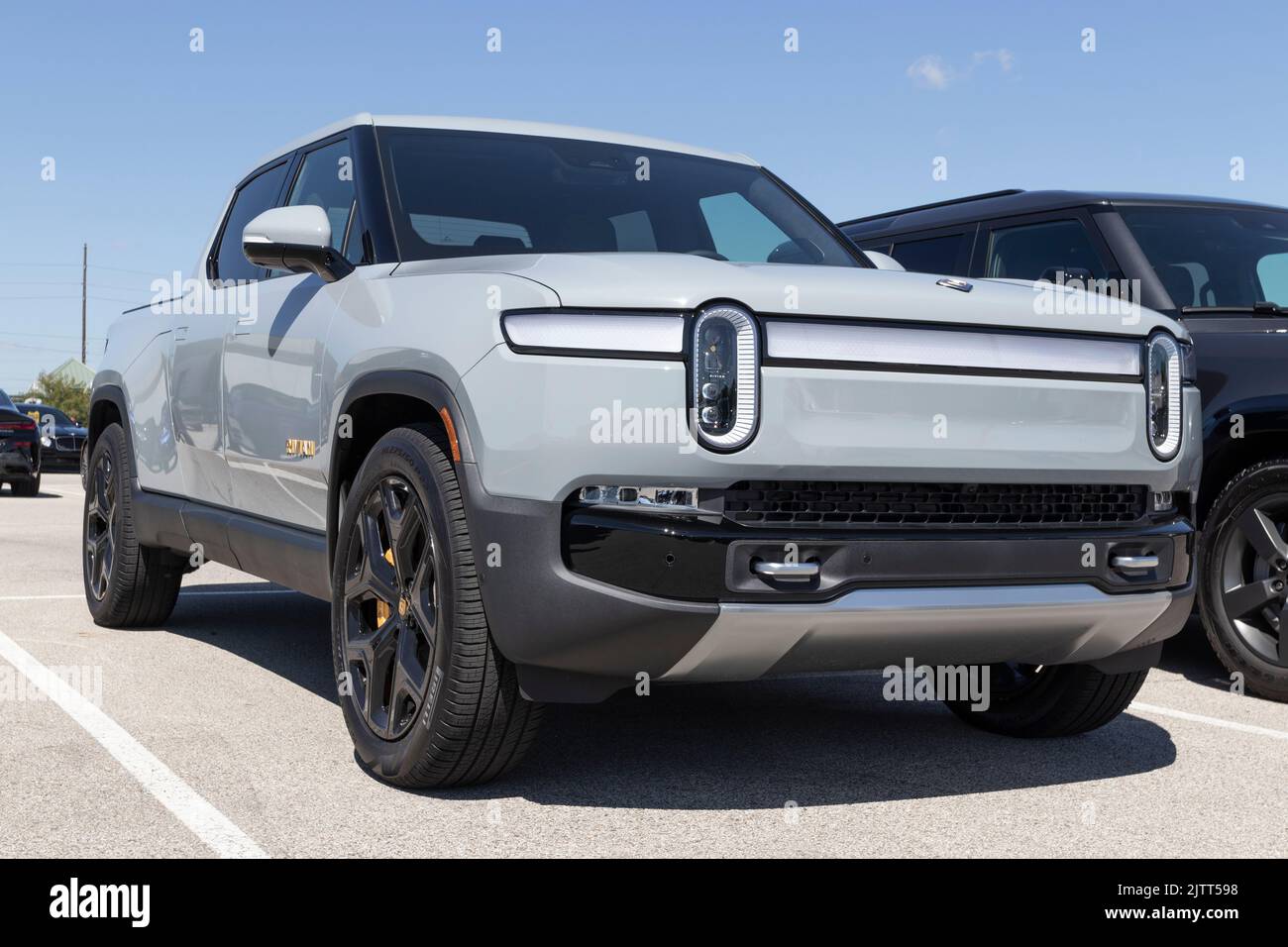 Indianapolis - ca. August 2022: Rivian R1T Pickup Truck Display bei ...