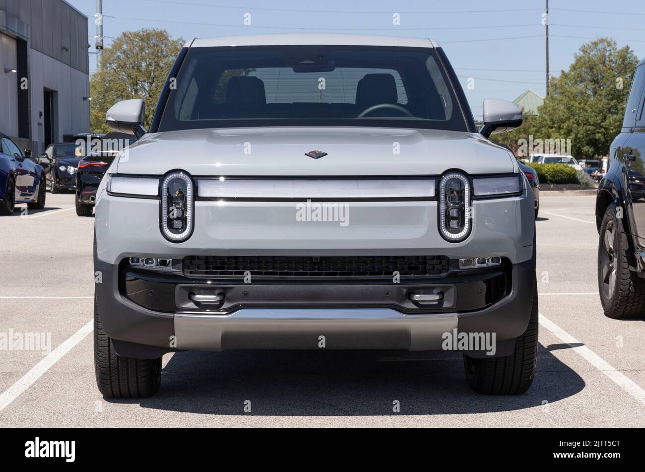 Indianapolis - ca. August 2022: Rivian R1T Pickup Truck Display bei ...