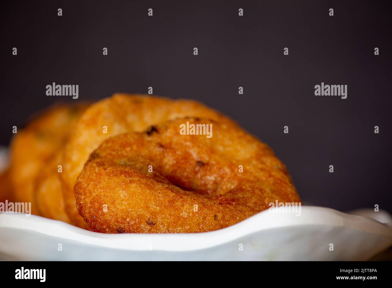 Blick auf Medu Vada auch bekannt als Ulundu Vadai ist ein beliebtes und ...