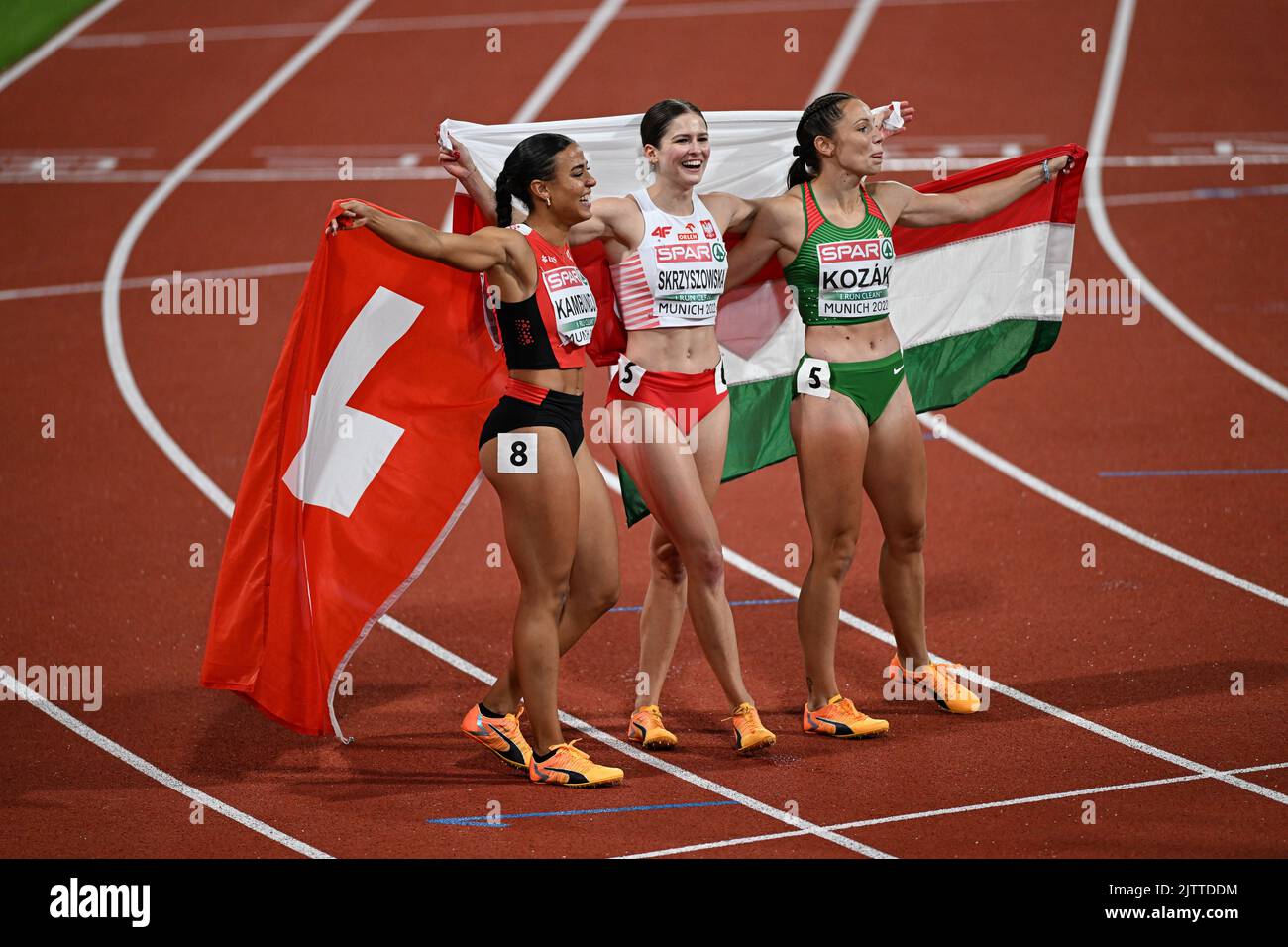 Luca Kozák, Pia Skrzyszowska und Ditaji Kambundji mit der Flagge ihres Landes bei den ...
