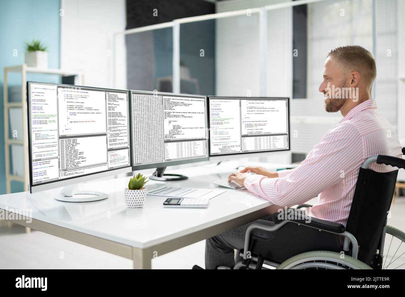 Computer programer -Fotos und -Bildmaterial in hoher Auflösung – Alamy