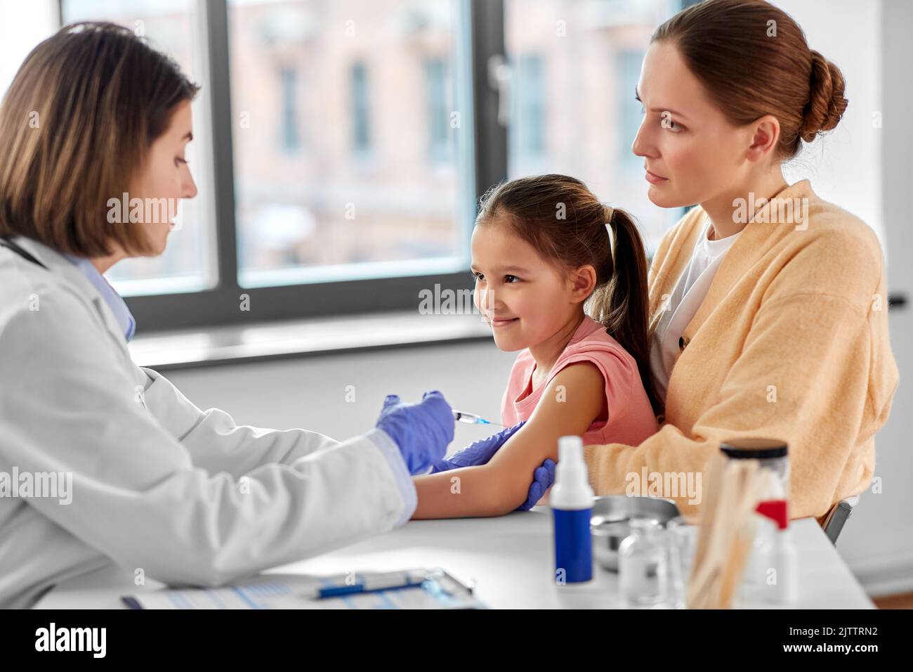 Mädchen mutter arzt -Fotos und -Bildmaterial in hoher Auflösung - Seite ...
