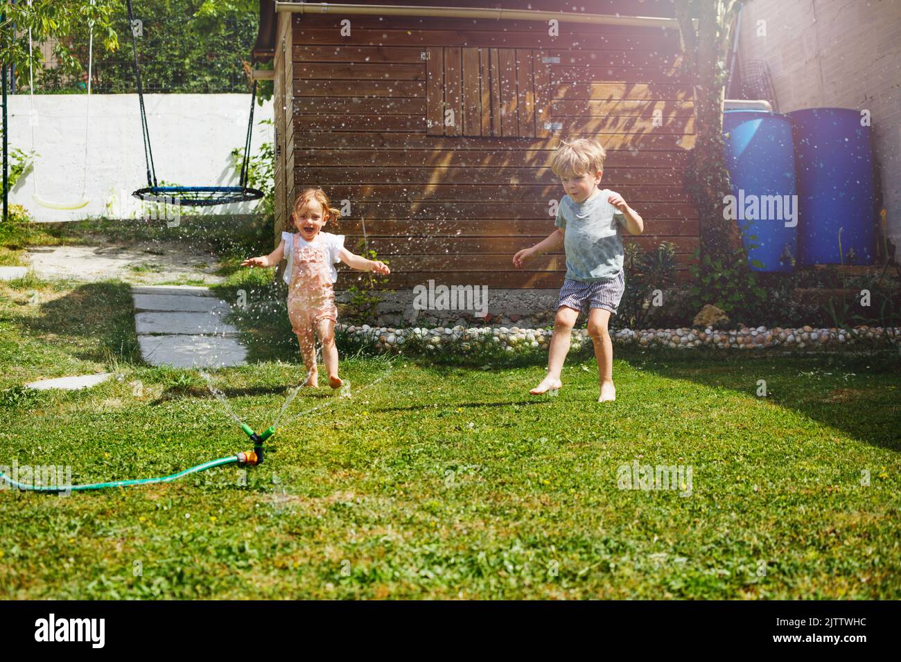 Kinder planschen im wasser -Fotos und -Bildmaterial in hoher Auflösung ...