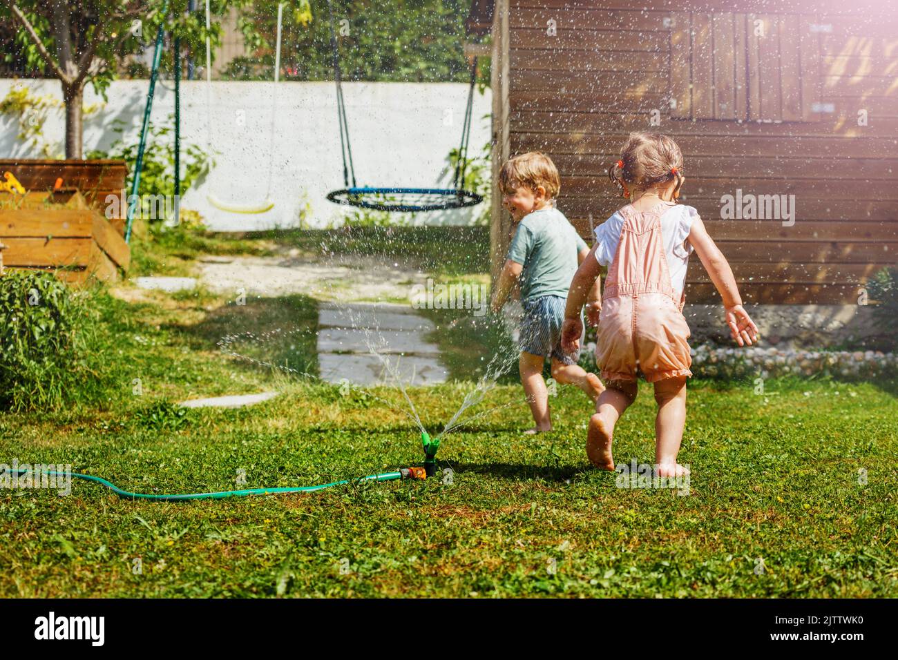 Zwei kinder springen ins wasser -Fotos und -Bildmaterial in hoher ...