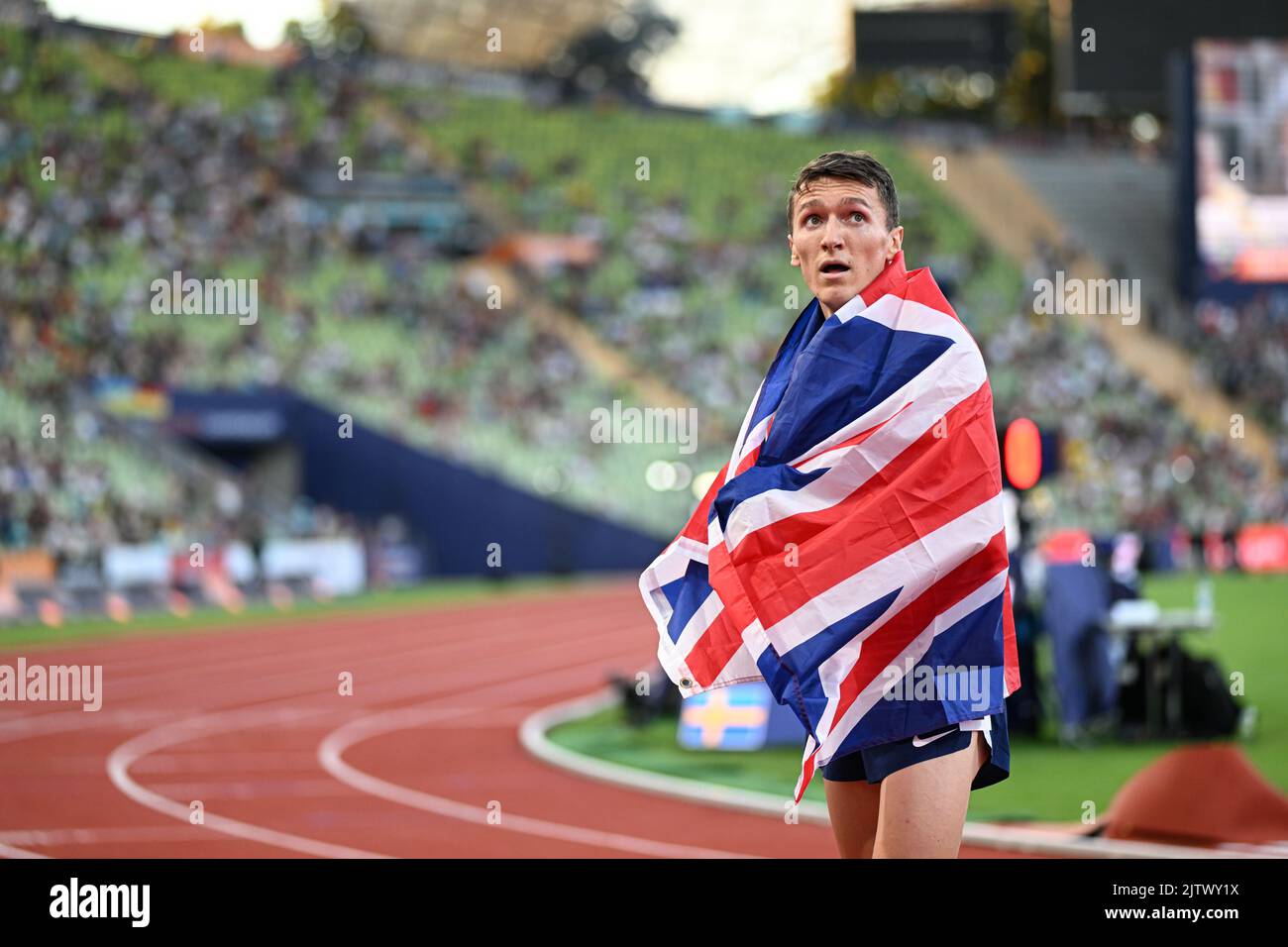 Jake Wightman mit der Flagge ihres Landes bei den Leichtathletik ...