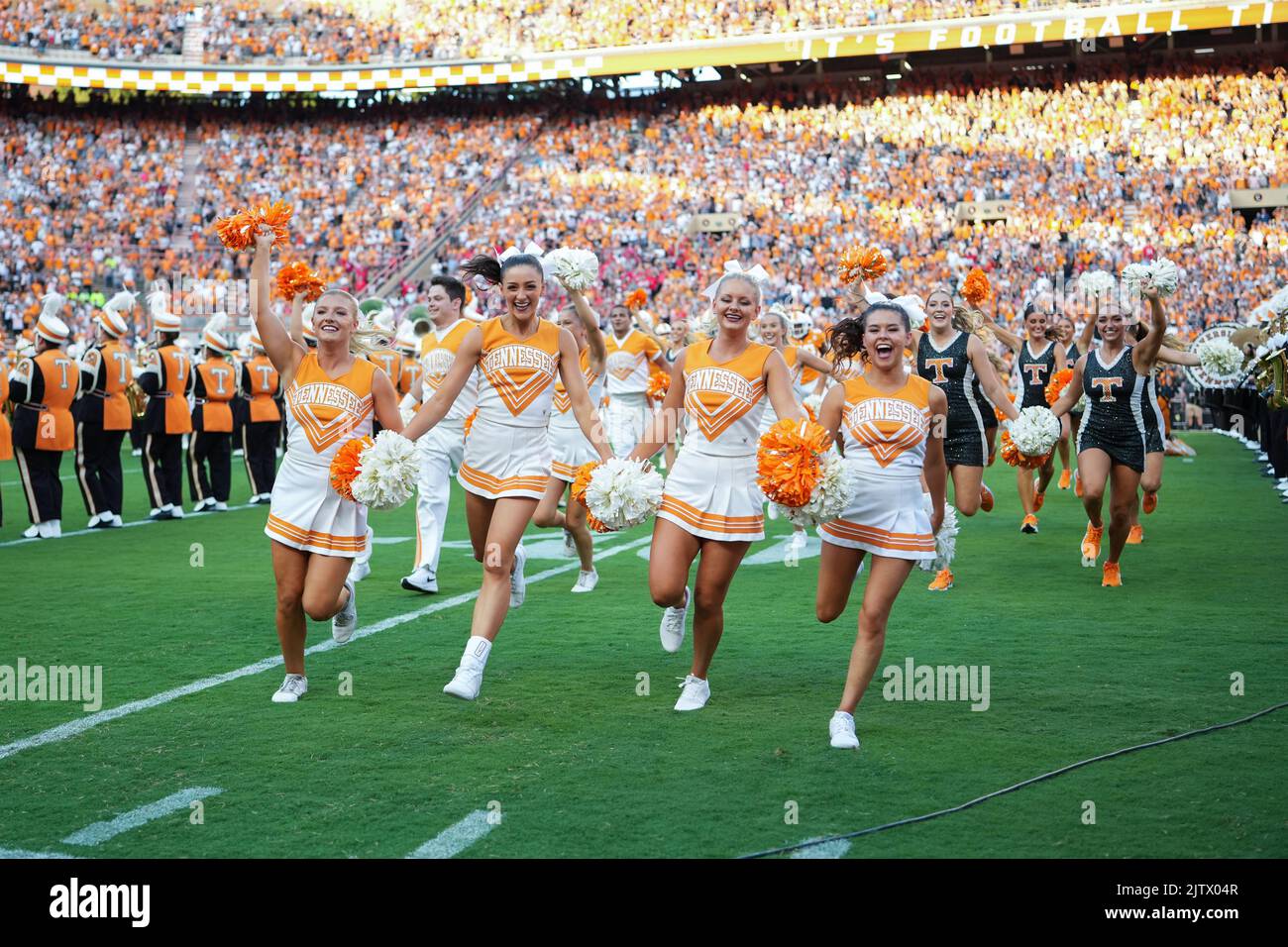 1. September 2022: Freiwillige Cheerleader aus Tennessee nehmen vor dem ...