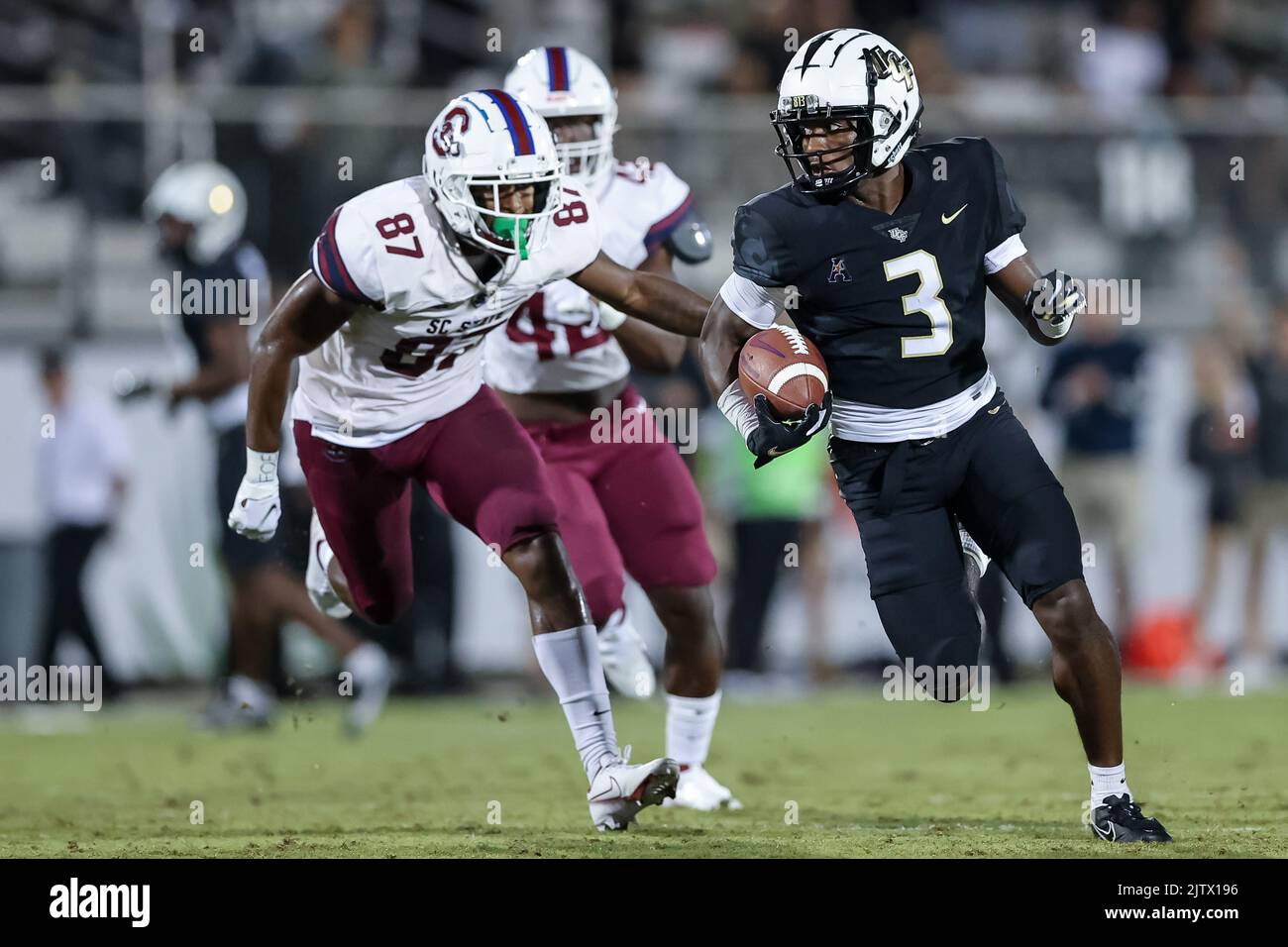 1. September 2022: Der UCF-Ritter-Empfänger XAVIER TOWNSEND (3) läuft ...