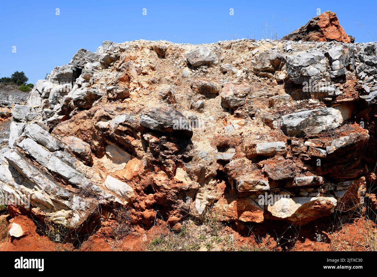 Karststruktur mit Kalkstein, Quarz und Ton mit Eisenhydroxid (rot ...