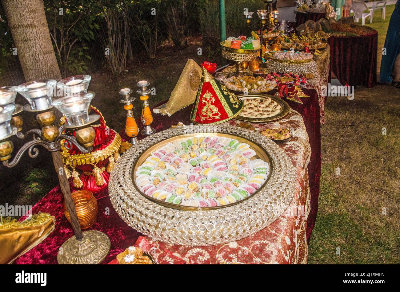 Die Hina, auch Henna, Zeremonie geht über den Hochzeitstag hinaus. Bei ...