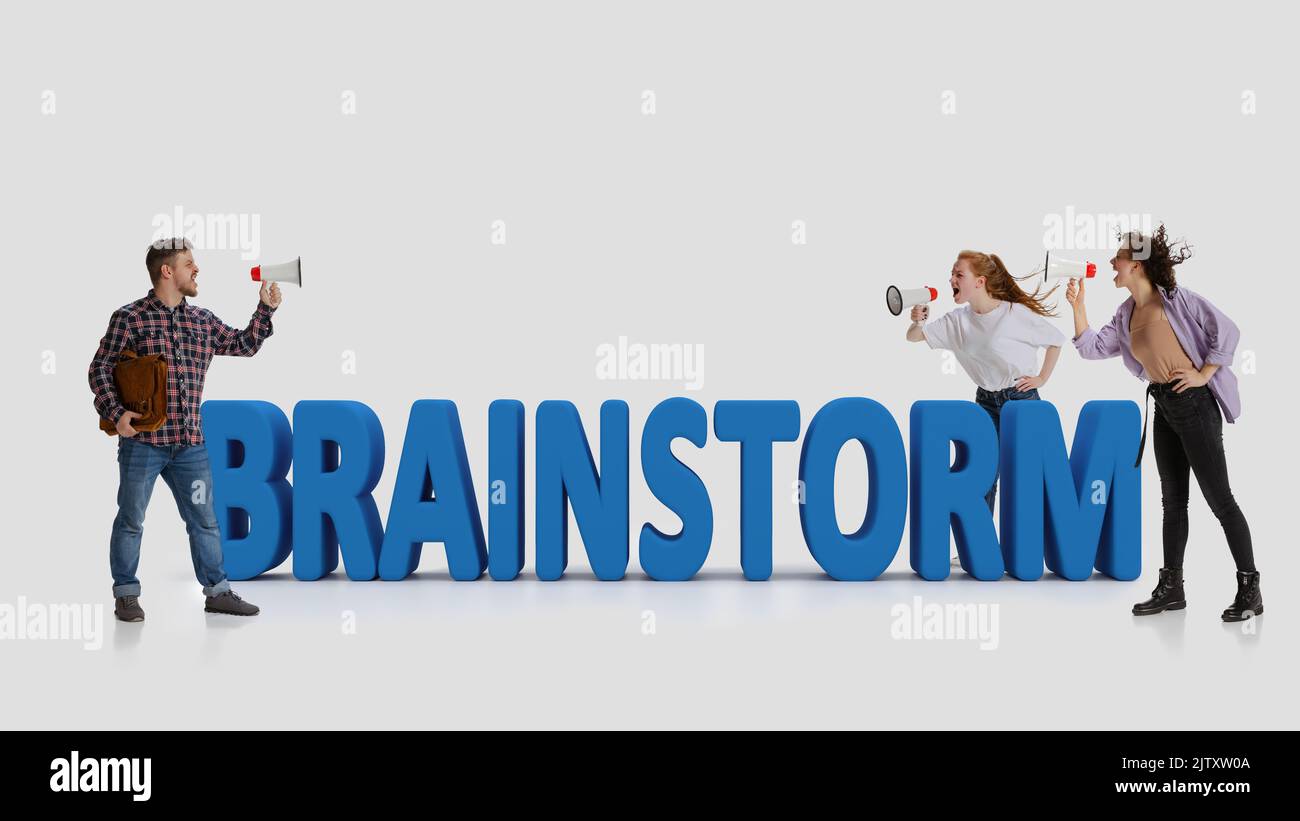Collage. Junge Leute, Angestellte, die im Megaphon brüllen, aktiver ...