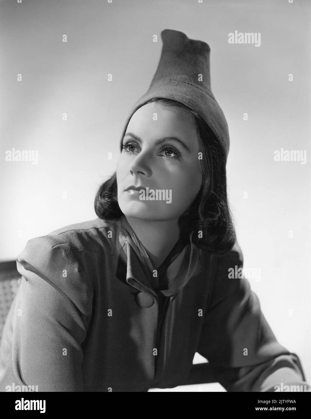 GRETA GARBO Portrait Wearing hat von CLARENCE SINCLAIR BULL in ...