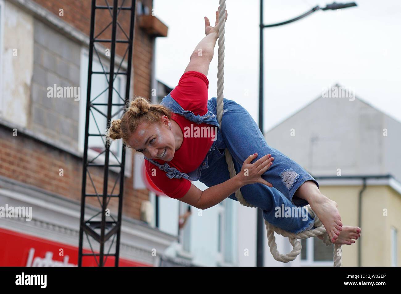 Akrobaten vom No Fit State Circus beim Clifton Street Festival, 2022 ...