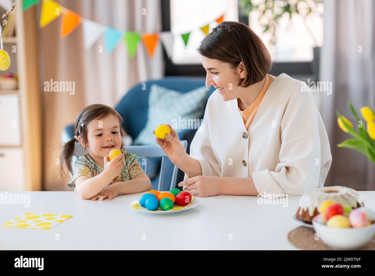 Eier klopfen -Fotos und -Bildmaterial in hoher Auflösung – Alamy