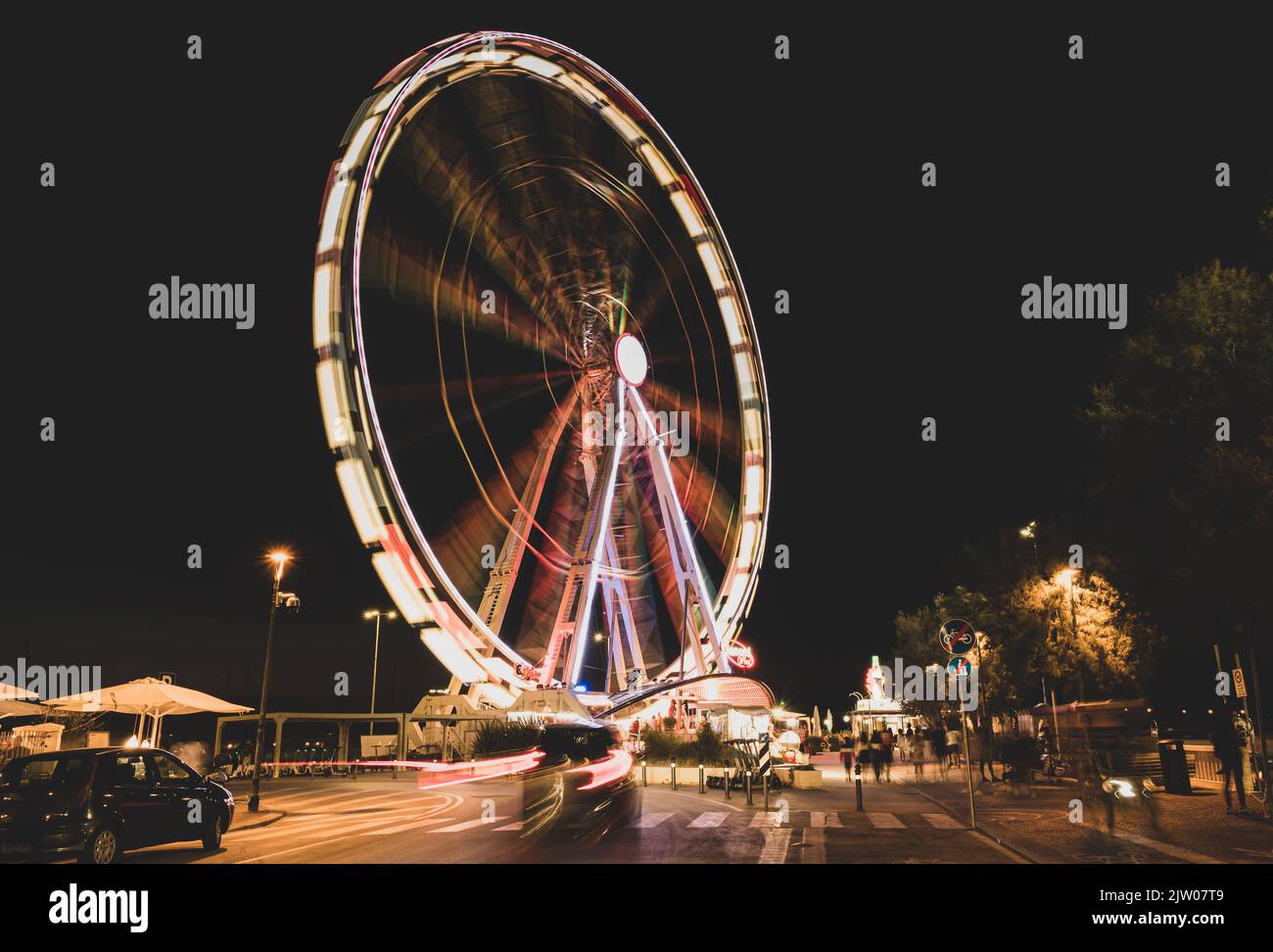 Italien, 2022. September: Blick auf das Riesenrad von Rimini mit all ...