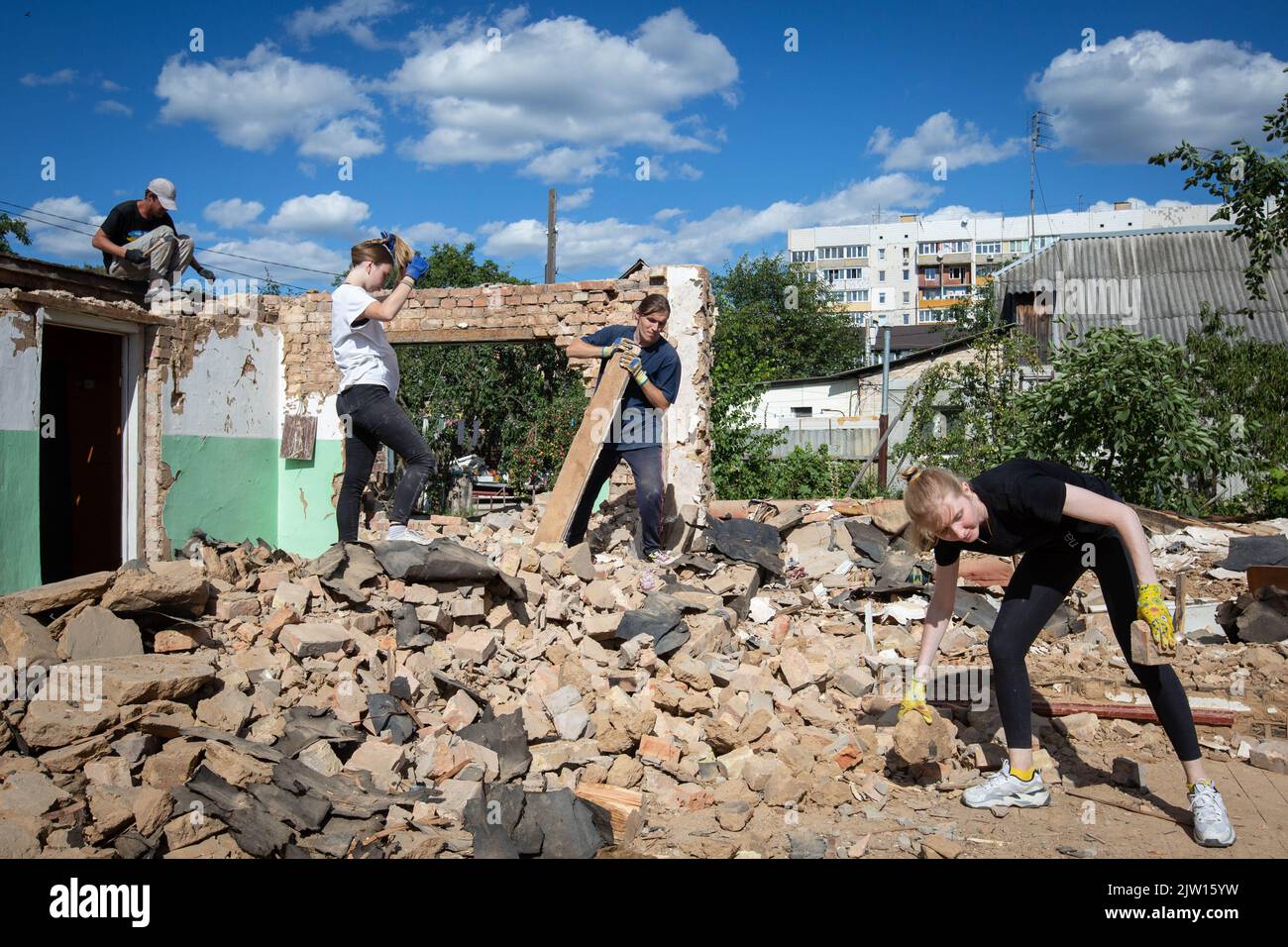 Bucha, Ukraine. 01. September 2022. Freiwillige räumen die Trümmer ...