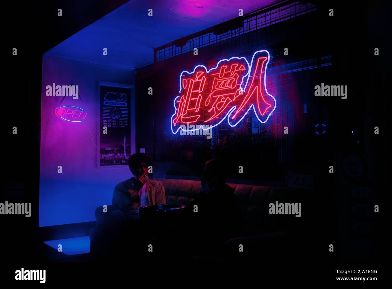 Cyberpunk szenen -Fotos und -Bildmaterial in hoher Auflösung – Alamy