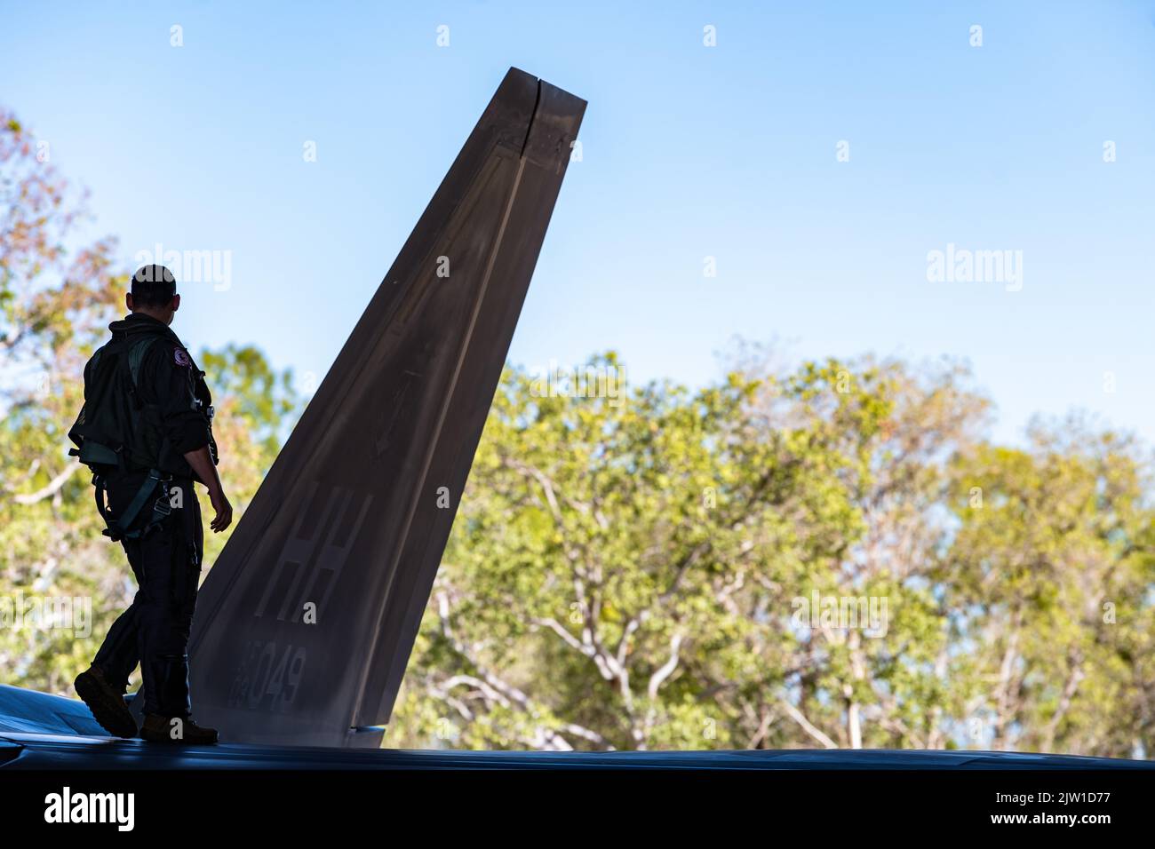 Ein US Air Force F-22 Raptor Pilot von der Joint Base Pearl Harbor ...